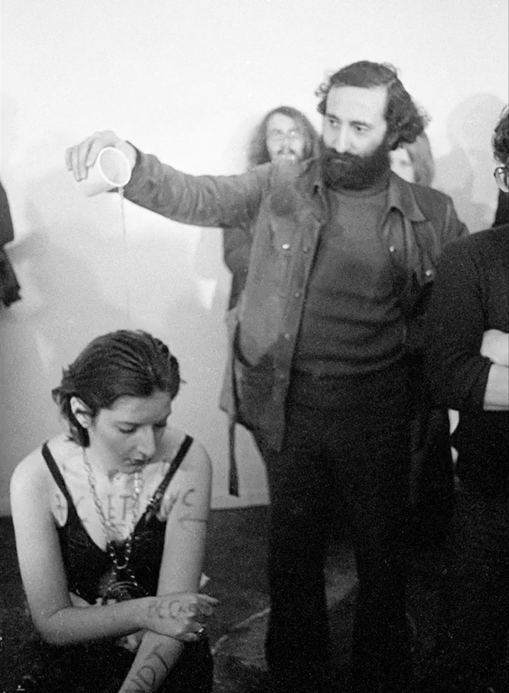 OBRA DE ARTE DA SEMANA: Performance “Ritmo 0” de Marina Abramović ...